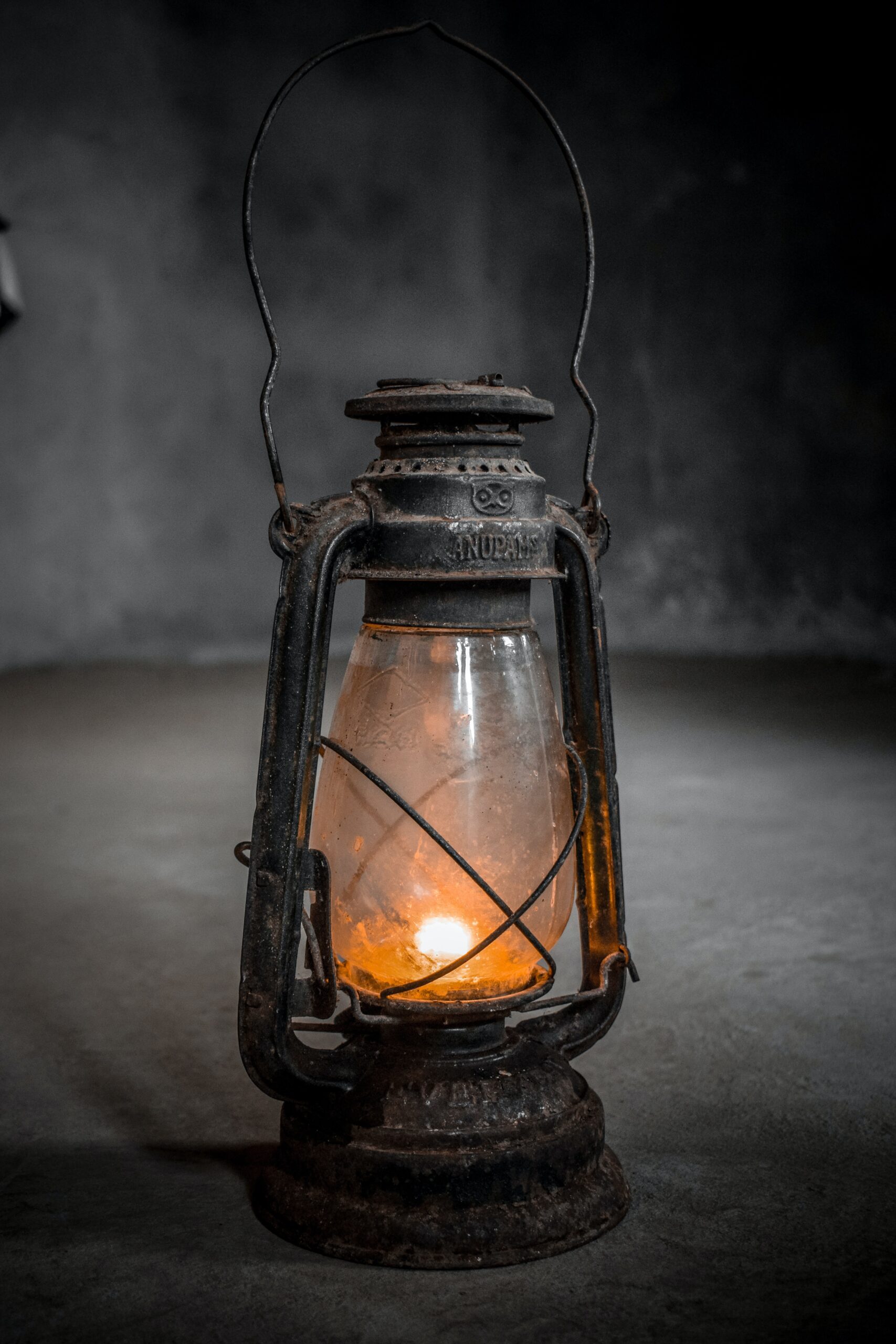 Types of Vintage Table Lamps: A Nostalgic Glow from the Past